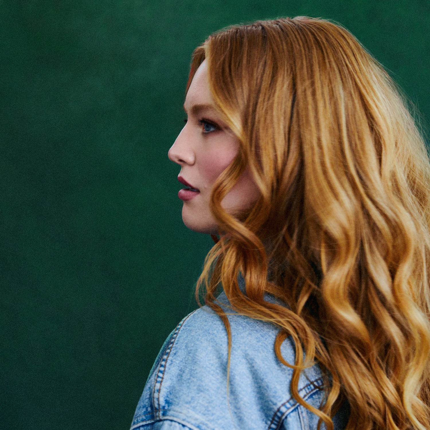 Freya Ridings fala sobre amor próprio e celebração da vida em seu novo ...